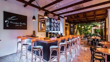 Este bar com adega tradicional