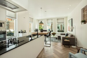 Apartamento, 2 quartos (3 single beds) | Sala | TV de ecrã plano 