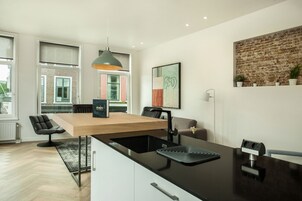 Apartamento, 2 quartos (3 single beds) | Cozinha privada | Um frigorífico/congelador grande, um micro-ondas, um forno 
