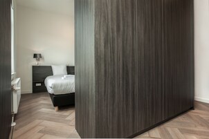 Apartamento, 2 quartos (3 single beds) | Casa de banho | Um polibã, um secador de cabelo, toalhas fornecidas, papel higiénico 