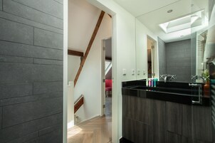 Apartamento, 2 quartos (4 single beds) | Casa de banho | Um polibã, um secador de cabelo, toalhas fornecidas, papel higiénico 