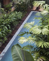 Piscina exterior, espreguiçadeiras 