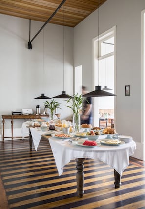 Pequeno-almoço preparado no momento diário incluído 