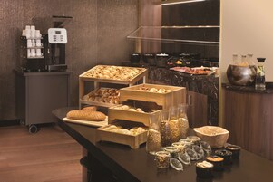 Pequeno-almoço tipo buffet diário mediante uma taxa 