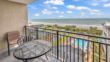 Apartamento Elite em Condomínio Fechado, 1 quarto, varanda, vista para o oceano | Vista do quarto