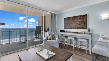 Apartamento Clássico em Condomínio Fechado, 1 quarto, vista para a praia, em frente à praia | Sala | Televisor de ecrã plano de 42 polegadas com canais por cabo, televisor