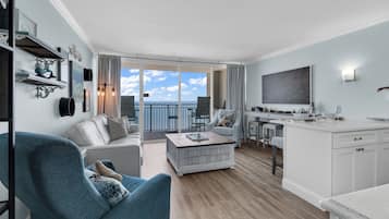 Apartamento Clássico em Condomínio Fechado, 1 quarto, vista para a praia, em frente à praia | Sala | Televisor de ecrã plano de 42 polegadas com canais por cabo, televisor