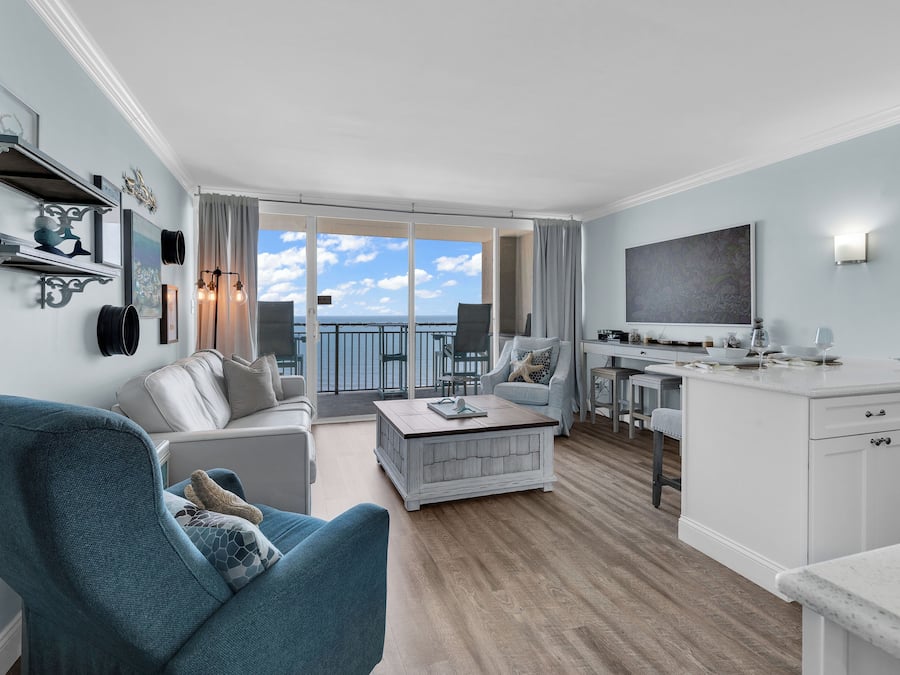 Condo clássico, 1 quarto, vista para a praia, de frente para a praia | Sala de estar | TV de tela plana 42 polegadas com canais a cabo, TV