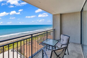Condo com design assinado, 1 quarto, sacada, ao lado da praia | Sacada