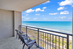 Apartamento Familiar em Condomínio Fechado, 1 quarto, varanda, vista para o oceano | Varanda
