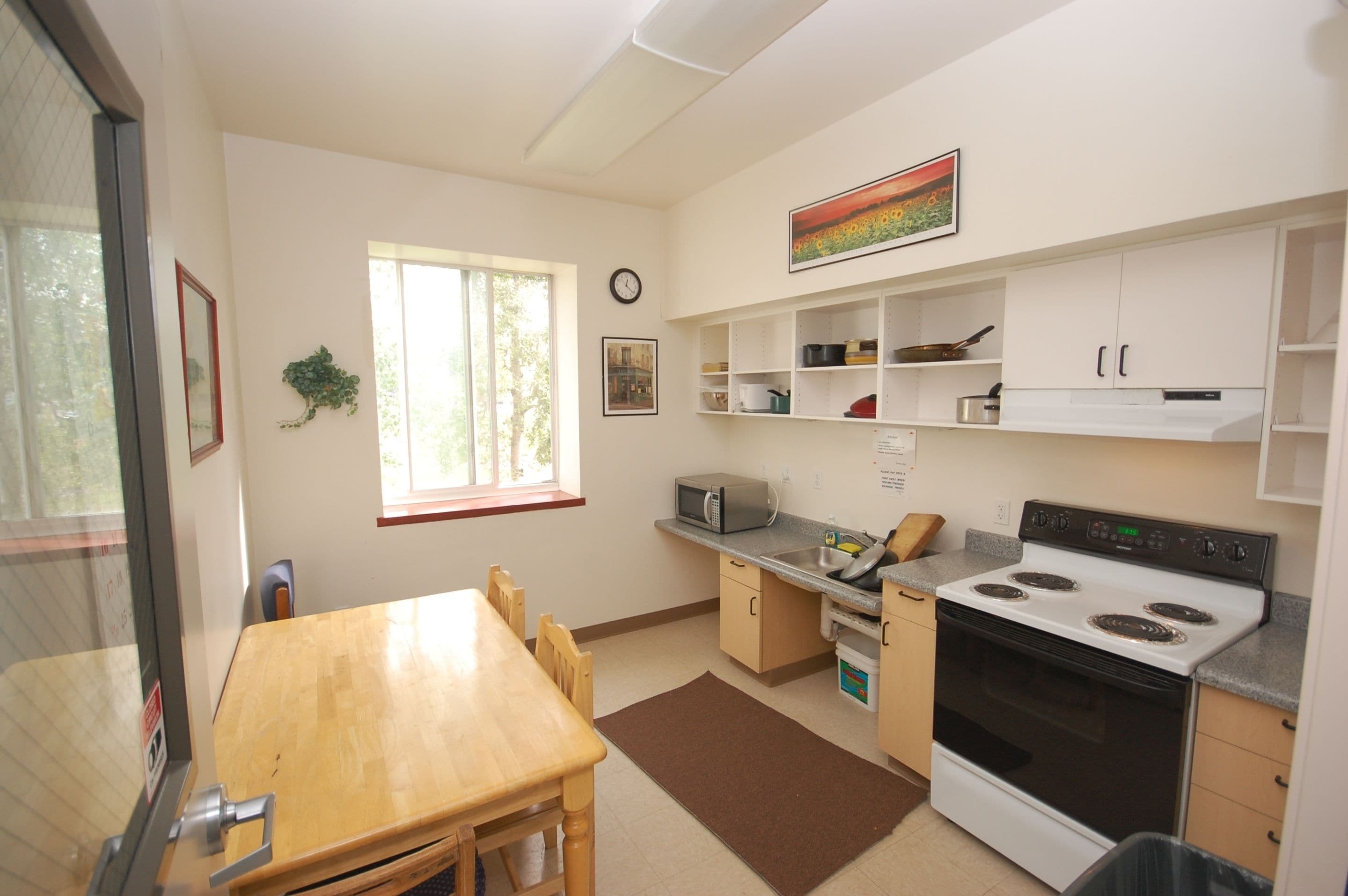Quarto Standard, 1 cama de casal (Single Room - Shared Bathroom) | Cozinha partilhada | Um frigorífico/congelador grande, um micro-ondas no espaço comum 