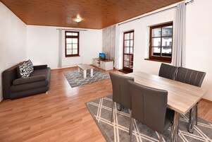 Apartamento Familiar | Sala de estar | TV de ecrã plano 
