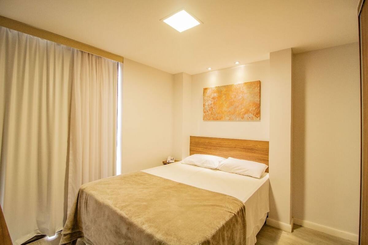 Cofres nos quartos, escrivaninha, cortinas blackout