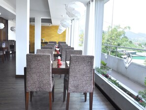 Café da manhã, almoço e jantar; local e internacional 