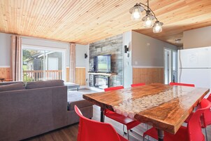 Casa de Campo de Luxo, 3 quartos | Cozinha privada | Um frigorífico/congelador grande, um micro-ondas, uma placa de cozinha 