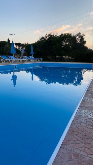 Piscina externa, guarda-sóis, espreguiçadeiras