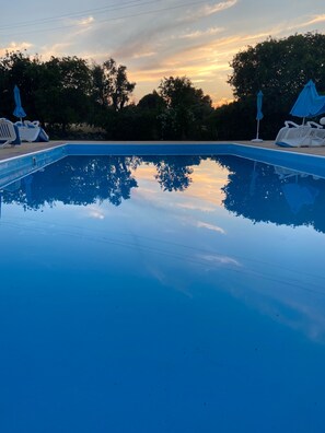 Piscina externa, guarda-sóis, espreguiçadeiras