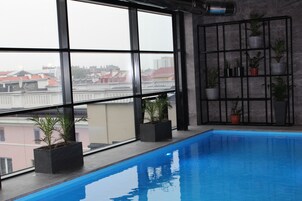 Piscina interna, funciona das 7h às 22h, espreguiçadeiras