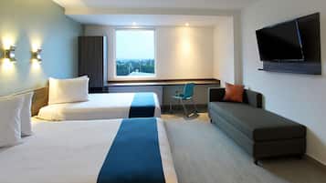 Quarto casal superior | Cofres nos quartos, escrivaninha, ferros/tábuas de passar roupa