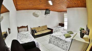 Quarto quádruplo Standard - Pagamento apenas com depósito bancário | Minibar, Wi-fi grátis, roupa de cama fornecida