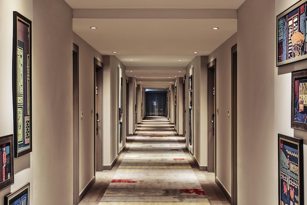 Cofre no quarto, secretária, ferro/tábua de engomar