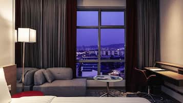 Quarto, 1 cama queen-size (Privilege Luxe) | Cofre no quarto, secretária, ferro/tábua de engomar