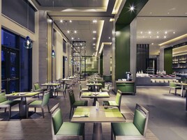 Almoços servidos, cozinha internacional, com vista para o jardim 