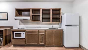 Geladeira grande, micro-ondas, cooktop