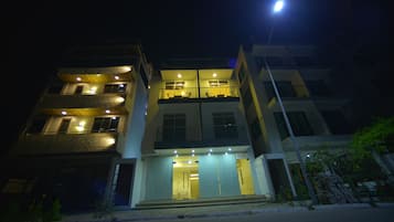 Fachada do alojamento (tarde/noite)