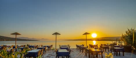 Pequenos-almoços, almoços, jantares servidos, cozinha internacional