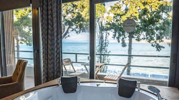 Deluxe Suit, Jakuzili, Deniz Manzarali | Casa de banho | Um chuveiro fixo, artigos de higiene pessoal grátis