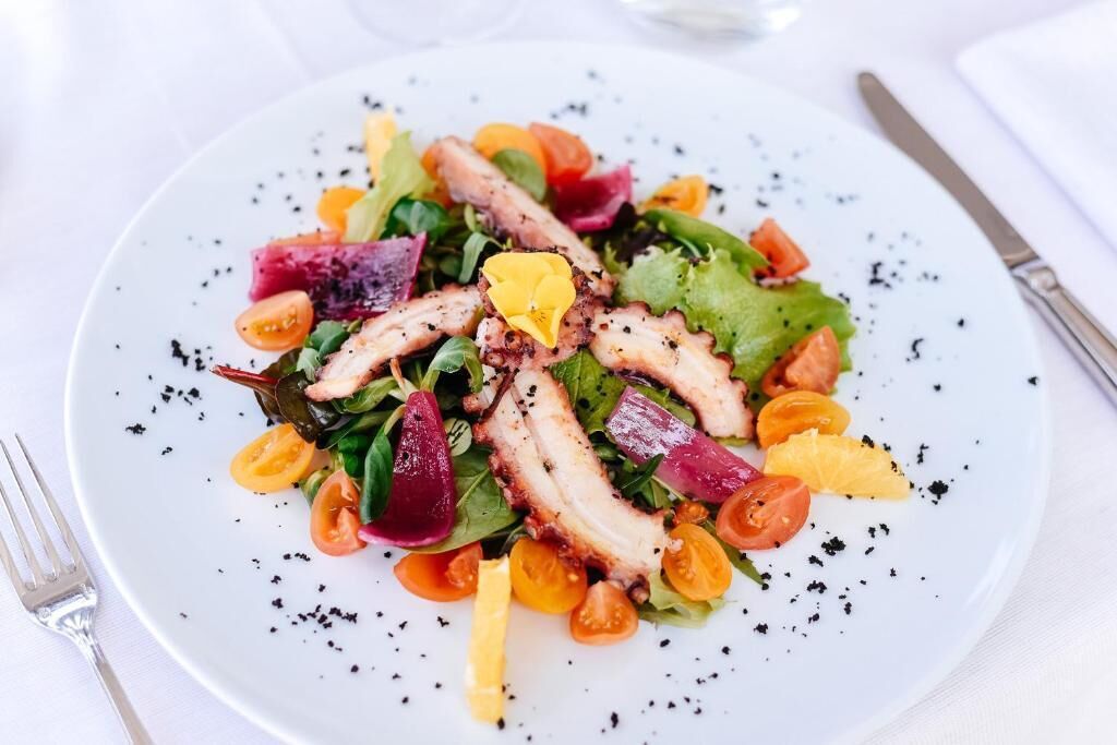 Prato com carne e diversos vegetais.