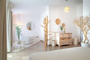 Suite-Estúdio Júnior, 1 cama king-size, banheira | Minibar, cofre no quarto, cortinas/cortinados opacos 