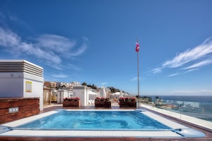 Terraço com espreguiçadeiras