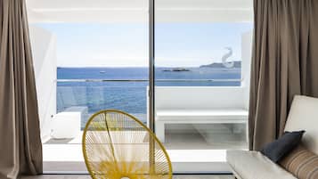Suíte, terraço, vista para o mar | Área de estar | TV de tela plana