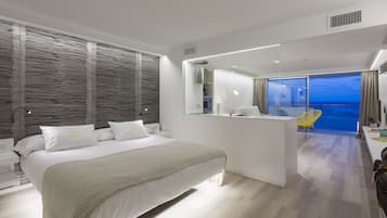 Suíte, terraço, vista para o mar | Roupas de cama premium, frigobar, cofres nos quartos, cortinas blackout