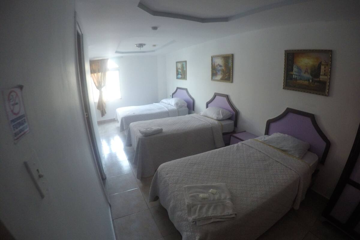 Quarto Triplo, várias camas | Wi-fi grátis, roupa de cama fornecida 