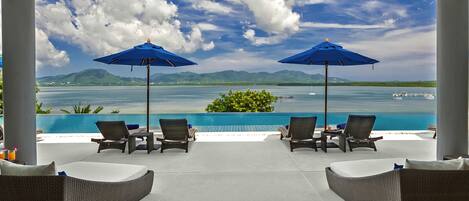 Piscina externa, guarda-sóis, espreguiçadeiras