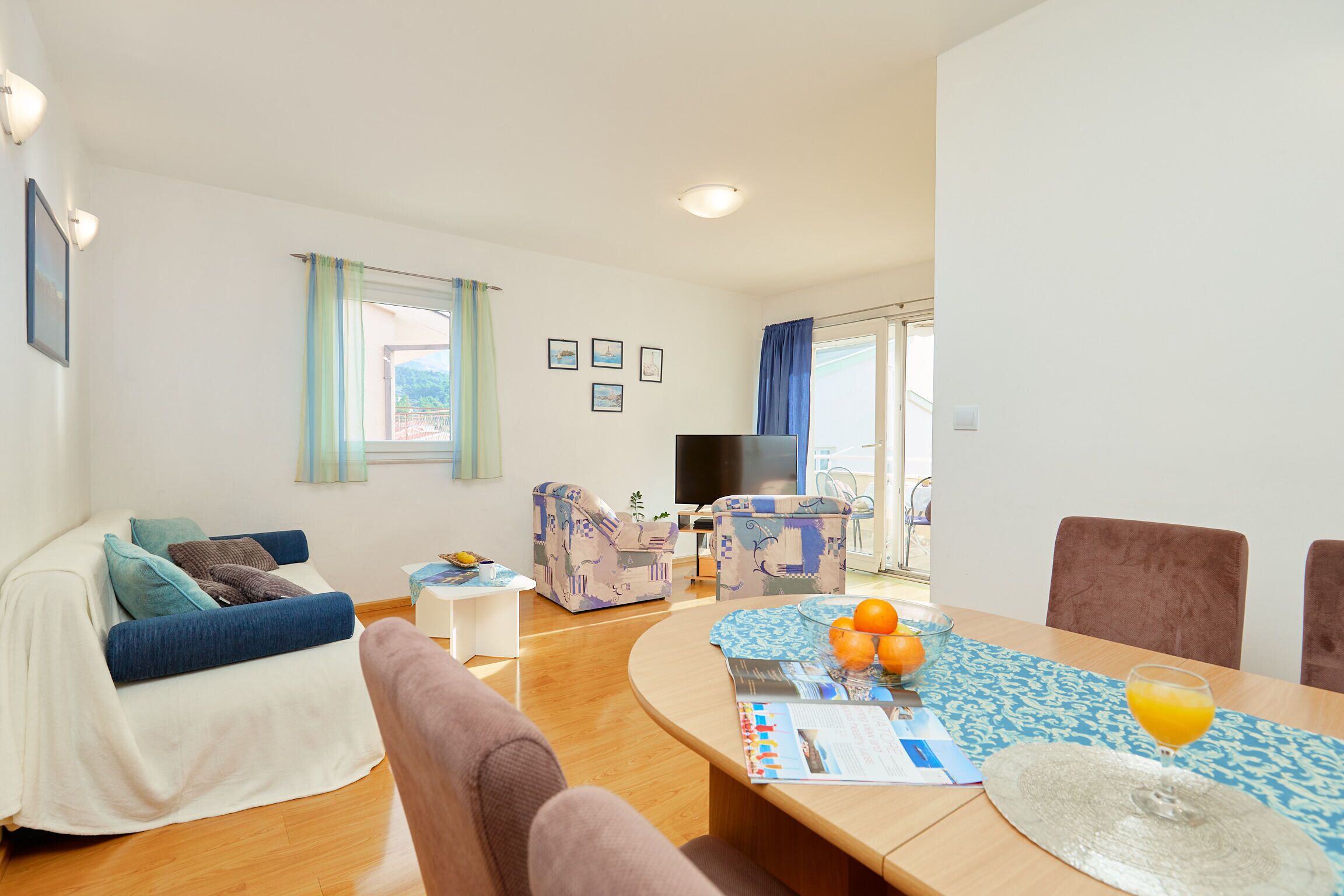 Apartamento Cidade, 2 quartos, varanda | Sala | Televisor LCD 