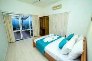 Quarto Duplo, vista para a montanha, junto à montanha | Cofre no quarto, secretária, cortinas/cortinados opacos