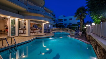 Piscina exterior sazonal, guarda-sóis, espreguiçadeiras 