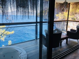 Frigobar, cofres nos quartos, escrivaninha, quartos à prova de som
