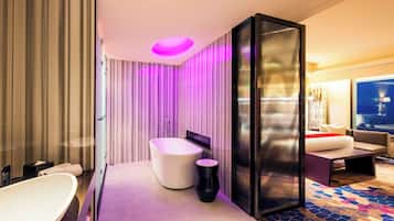 Breezy, Suite, 1 quarto | Casa de banho | Artigos de higiene pessoal grátis, um secador de cabelo, chinelos
