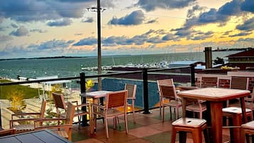 2 bares/lounges, bar na cobertura