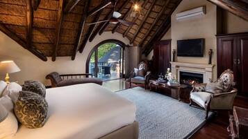 Suite Executiva, 1 cama king-size, não fumadores, casa de banho anexa | 1 quarto, minibar, cofre no quarto, com decoração personalizada