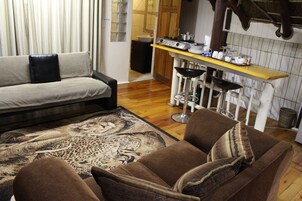 Quarto família, 1 quarto | Área de estar | TV 40 polegadas com canais via satélite