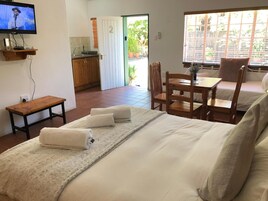 Quarto Triplo Standard, 1 quarto, não fumadores, kitchenette | Secretária adequada para computadores portáteis, ferro/tábua de engomar 