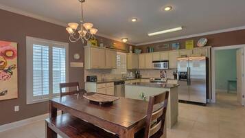 Apartamento, 4 quartos | Opções para refeição no quarto