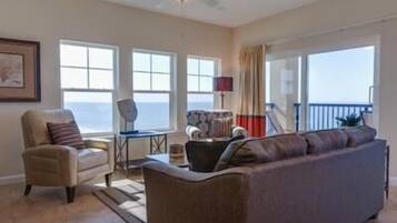 Apartamento, 3 quartos | Área de estar