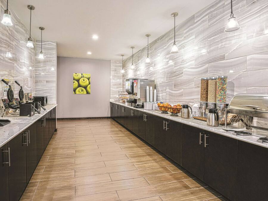 Pequeno-almoço self-service diário incluído